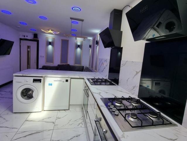 6 bedroom detached house to rent