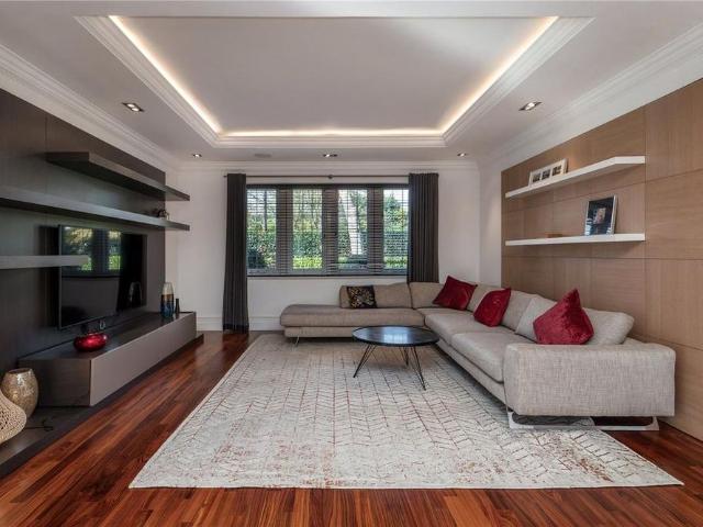 6 bedroom detached house to rent