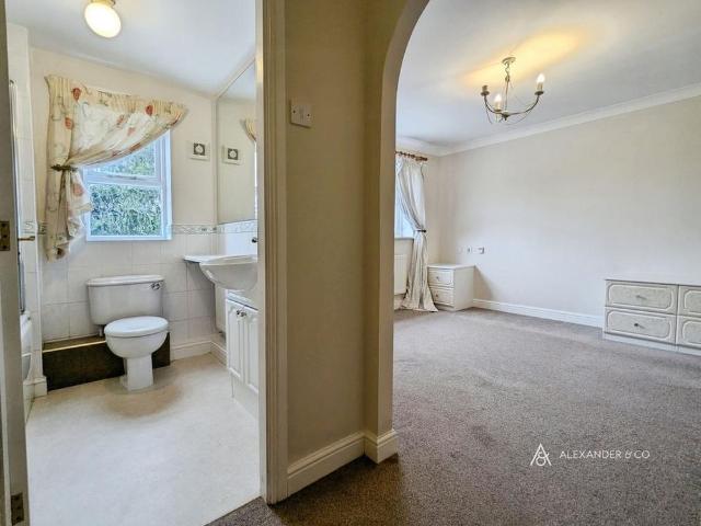 6 bedroom detached house to rent