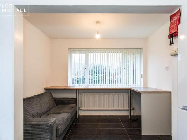 6 bedroom detached house to rent