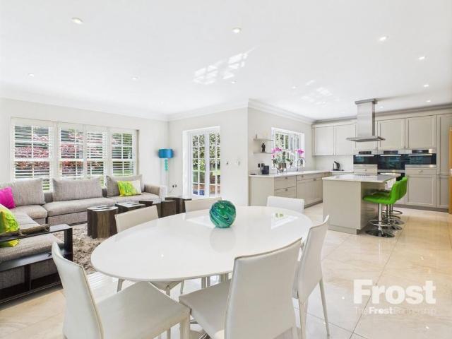 6 bedroom detached house to rent