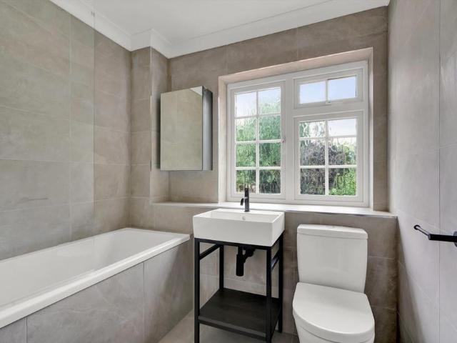 6 bedroom detached house to rent