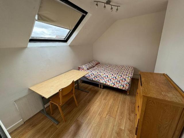 6 bedroom detached house to rent