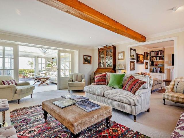 6 bedroom detached house to rent