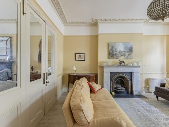 6 bedroom detached house to rent