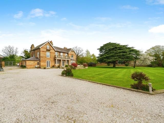 6 bedroom detached house to rent