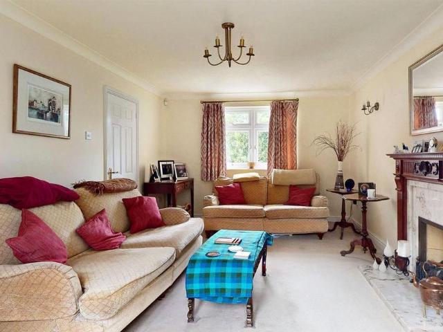 6 bedroom detached house to rent
