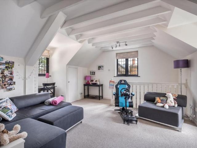 6 bedroom detached house to rent