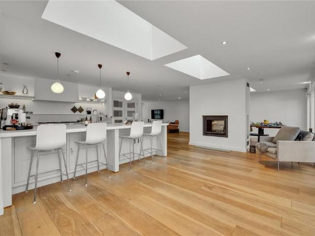 6 bedroom detached house to rent