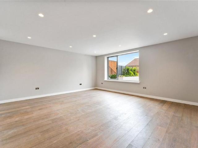 6 bedroom detached house to rent