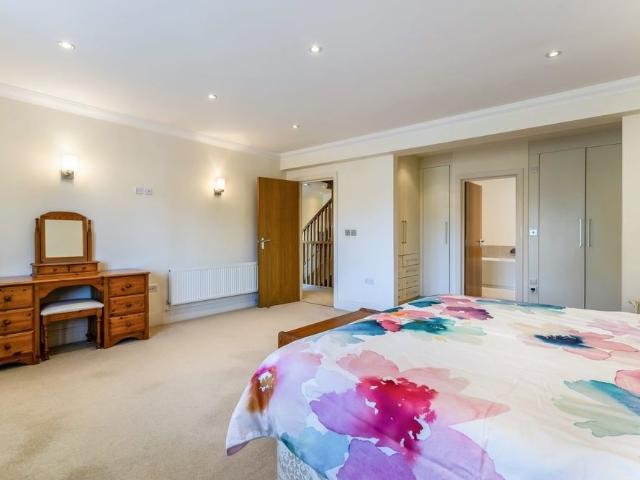 6 bedroom detached house to rent