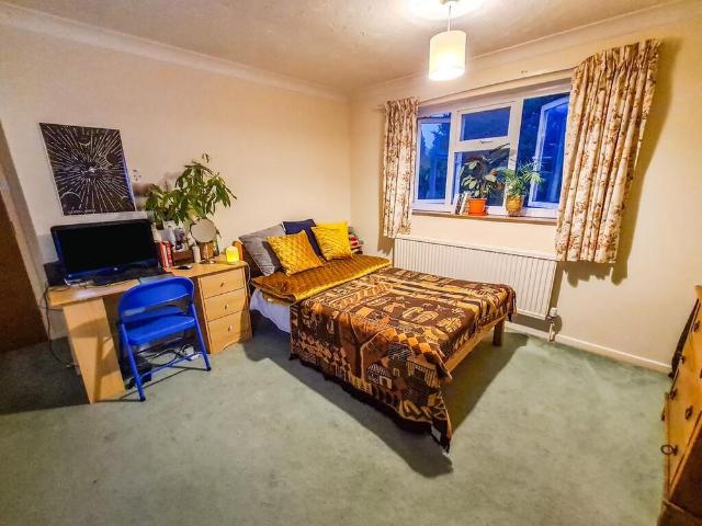 6 bedroom detached house to rent