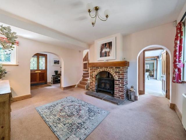 6 bedroom detached house to rent