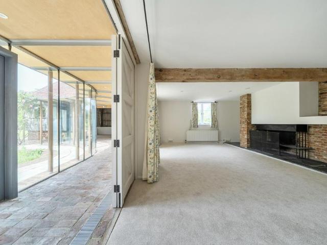6 bedroom detached house to rent