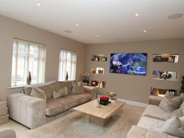 6 bedroom detached house to rent