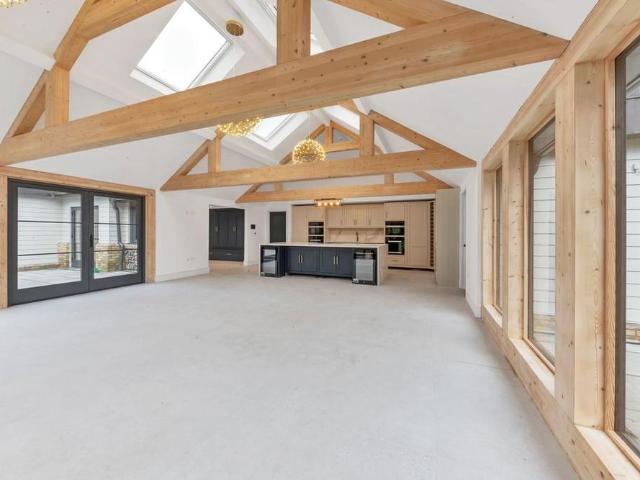 6 bedroom detached house to rent
