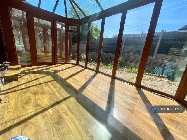 6 bedroom detached house to rent