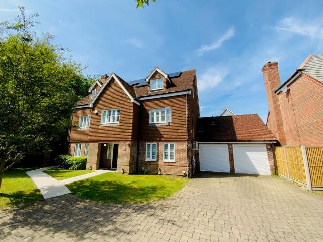 6 bedroom detached house to rent