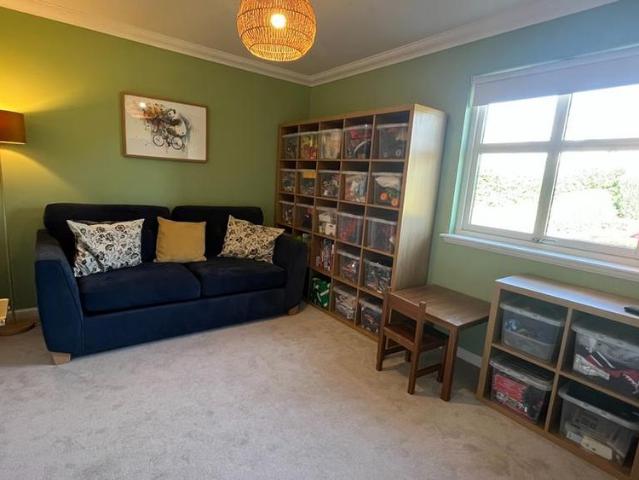 6 bedroom detached house to rent