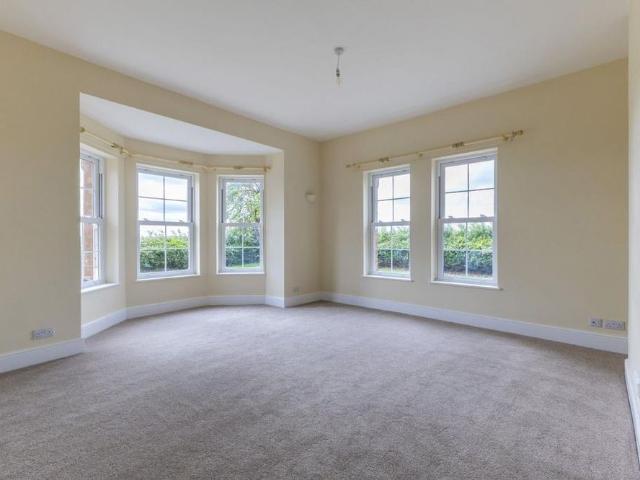 6 bedroom detached house to rent