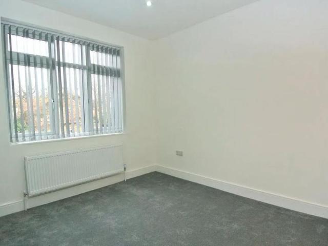6 bedroom detached house to rent