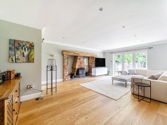6 bedroom detached house to rent