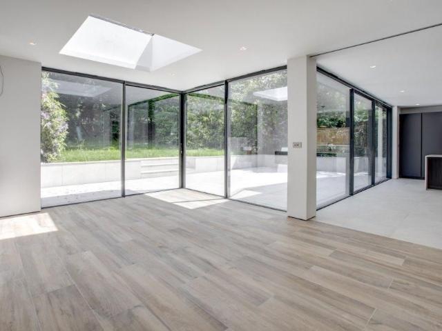 6 bedroom detached house to rent