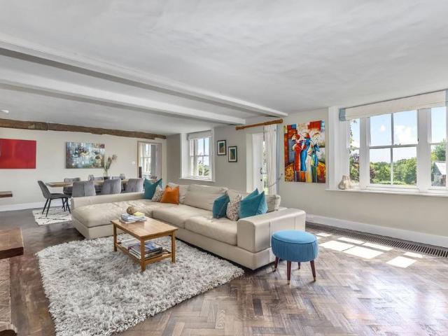 6 bedroom detached house to rent