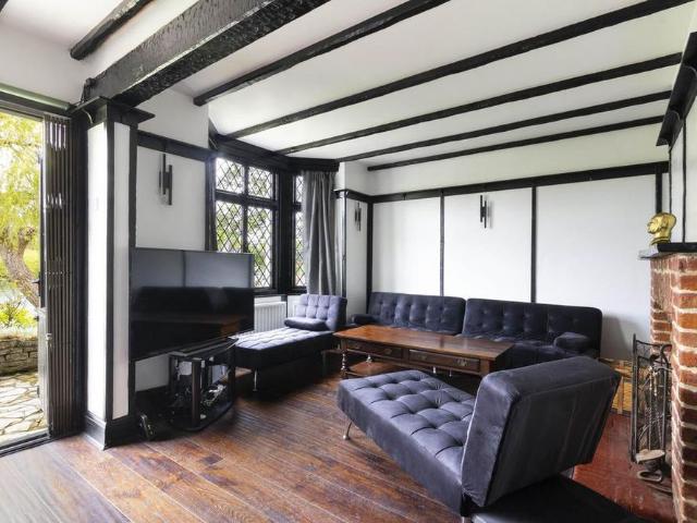 6 bedroom detached house to rent