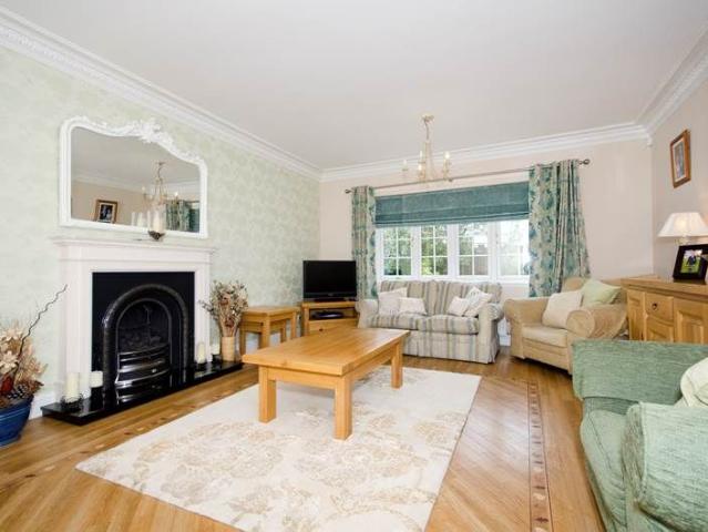 6 bedroom detached house to rent
