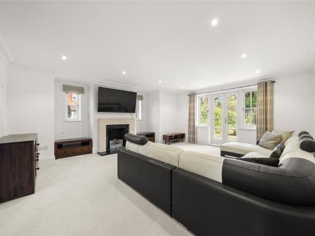 6 bedroom detached house to rent