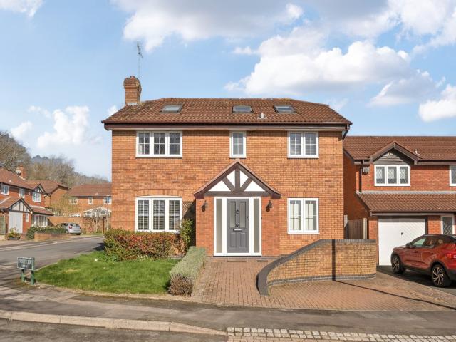 6 bedroom detached house to rent