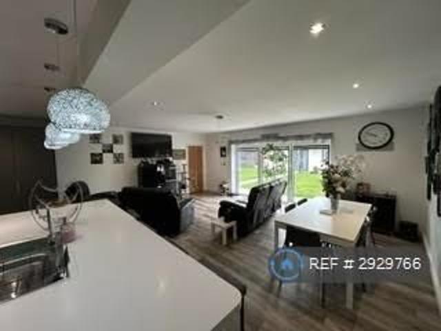 6 bedroom detached house to rent