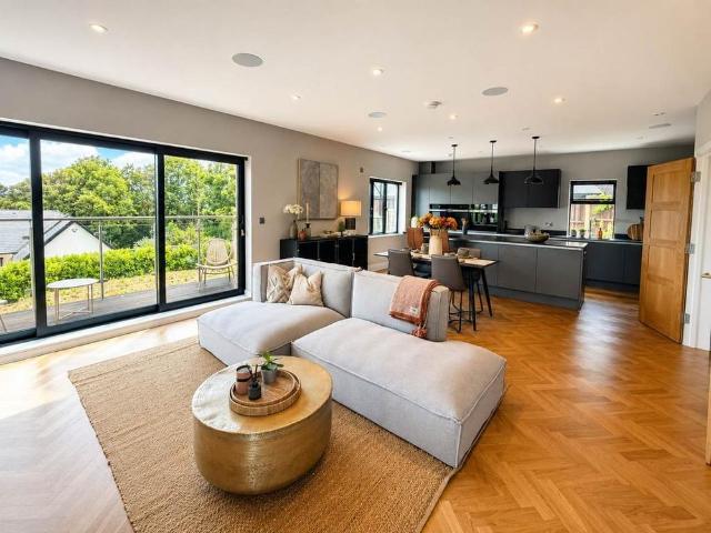 6 bedroom detached house to rent