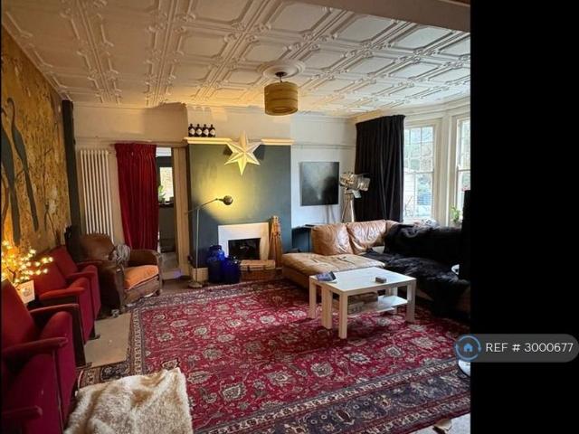 6 bedroom detached house to rent