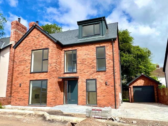 6 bedroom detached house to rent