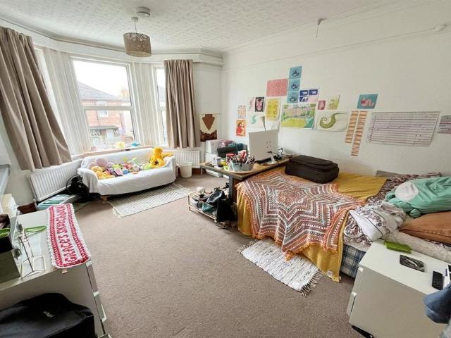 6 bedroom detached house to rent