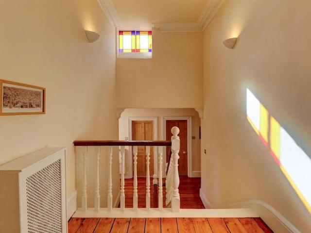 6 bedroom detached house to rent