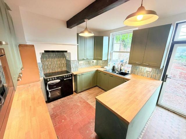 6 bedroom detached house to rent
