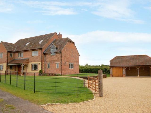 6 bedroom detached house to rent