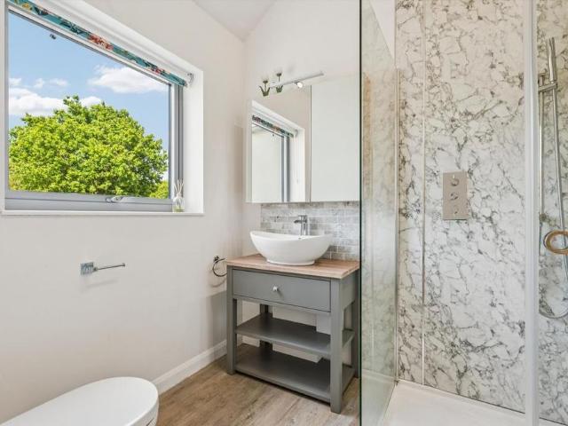 6 bedroom detached house to rent
