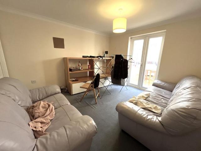 6 bedroom detached house to rent