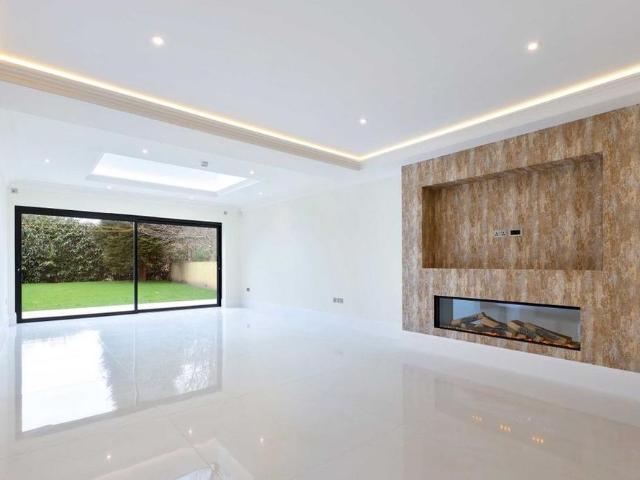 6 bedroom detached house to rent