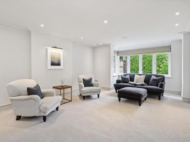 6 bedroom detached house to rent