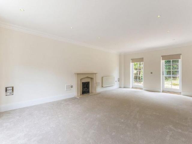6 bedroom detached house to rent