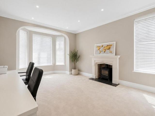 6 bedroom detached house to rent