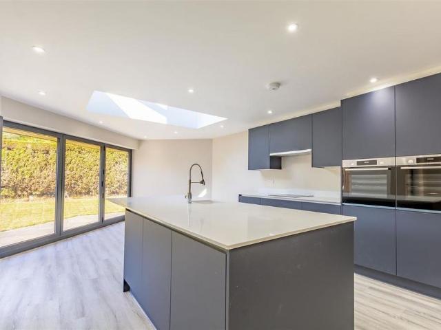 6 bedroom detached house to rent