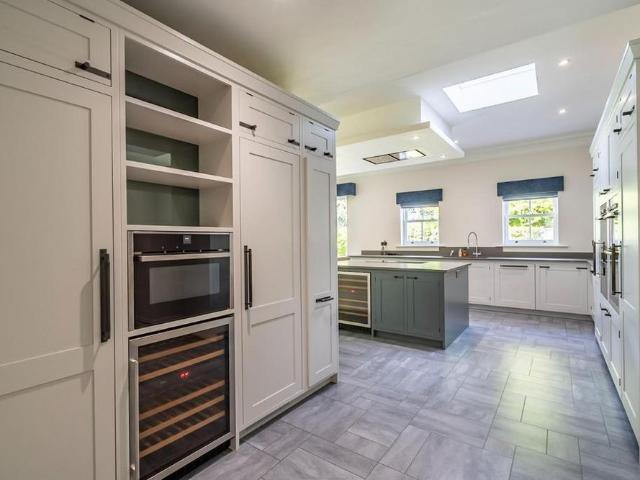 6 bedroom detached house to rent
