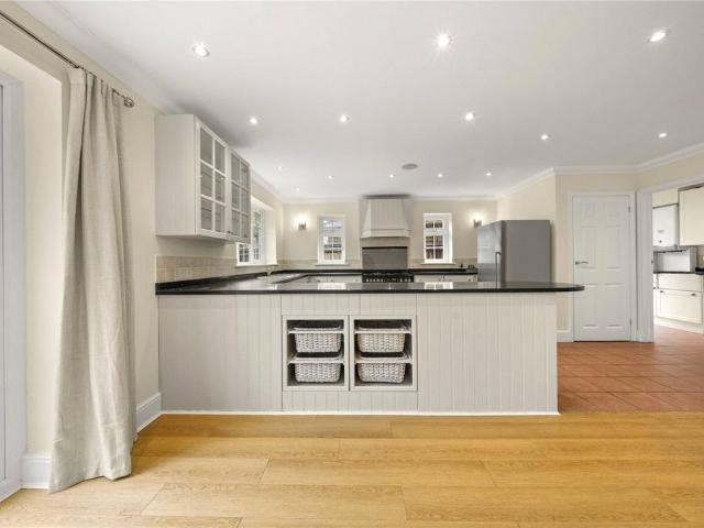 6 bedroom detached house to rent