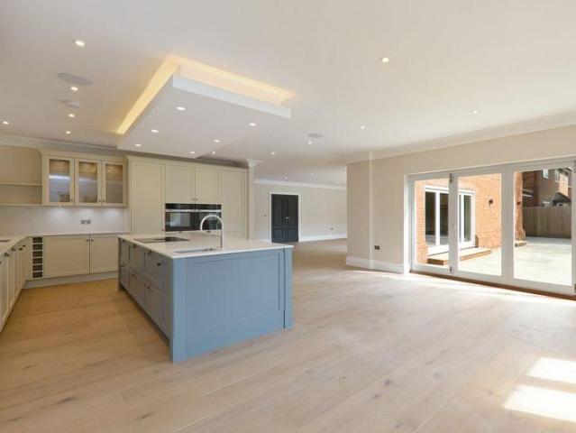 6 bedroom detached house to rent